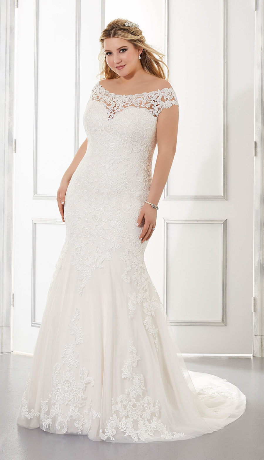 12 Gorgeous Plus Size Wedding Dresses For The Curvy Bride 12 Gorgeous Plus Size Wedding Dresses For The Curvy Bride